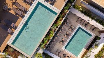 Piscina exterior sazonal, guarda-sóis, espreguiçadeiras