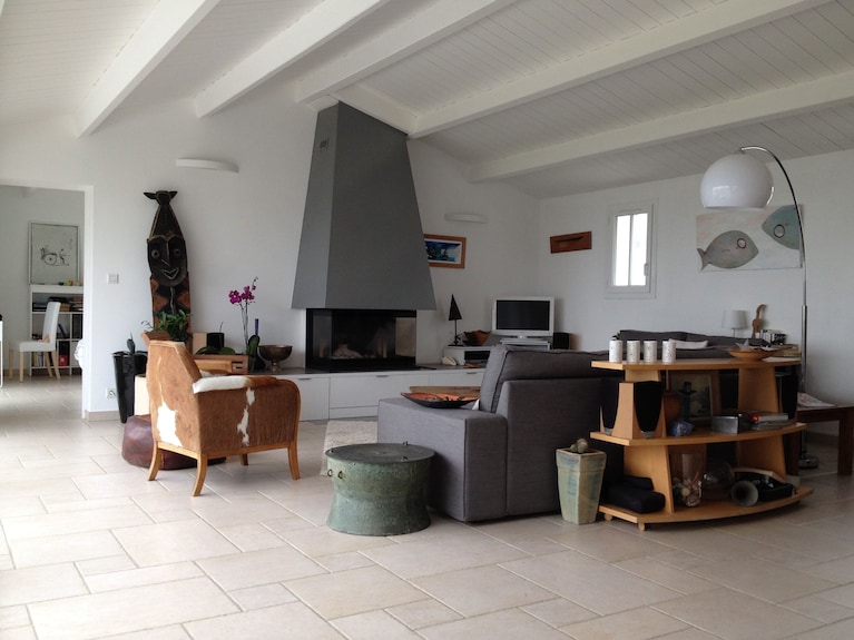 Exceptional Seafront Property - Private Access & Outbuilding - La Rochelle