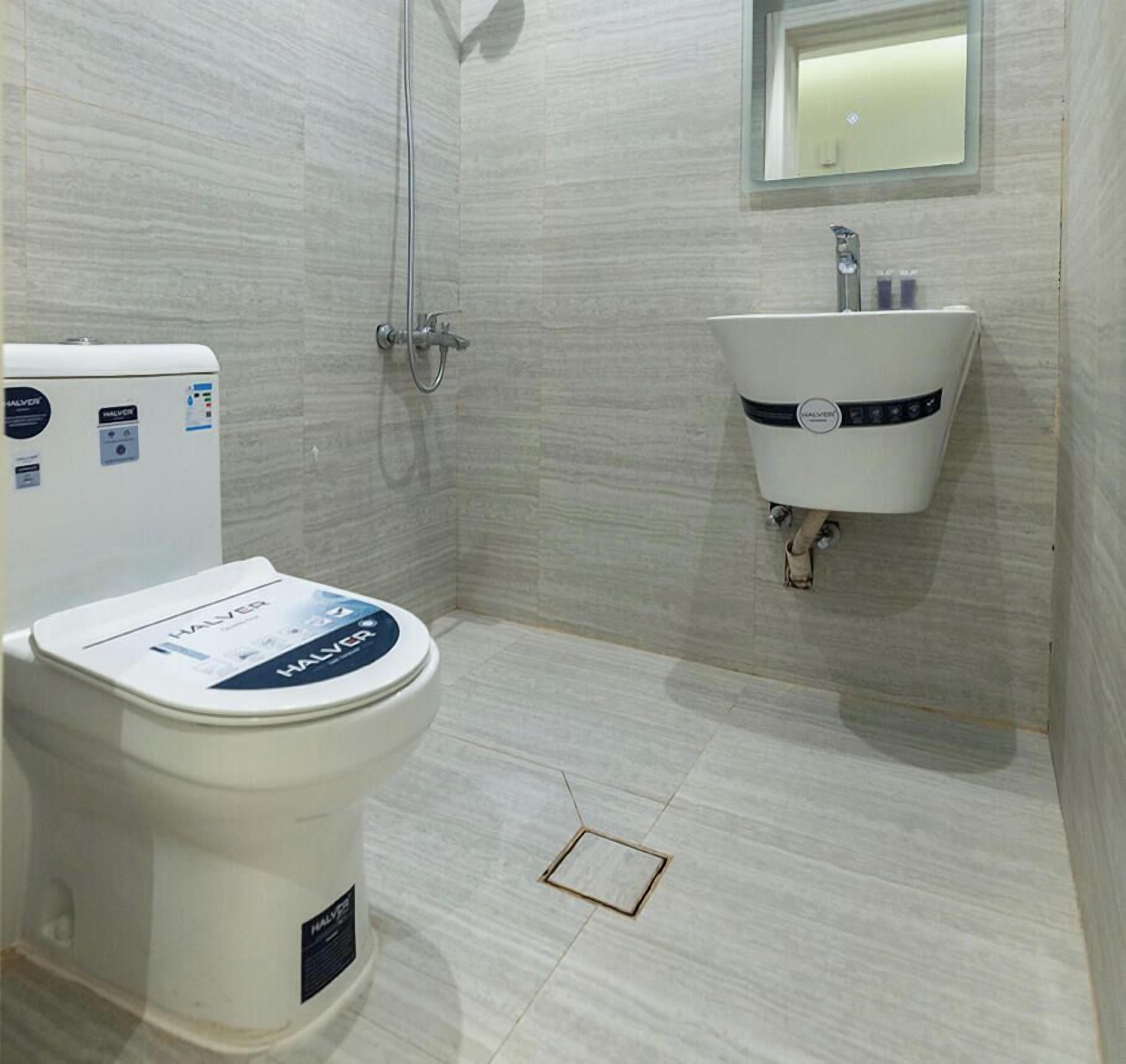 Produtos de toalete grátis, secador de cabelo, toalhas de banho 