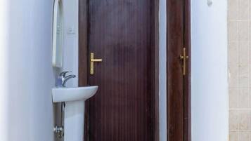 Produtos de toalete grátis, secador de cabelo, toalhas de banho