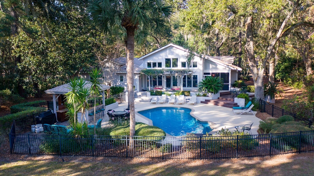 Backyard Paradise: Pool, Fire Pit & BBQ Reviews, Deals & Photos 2026 ...