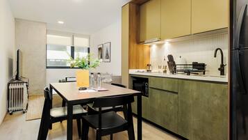 Apartamento | Cozinha privada | Geladeira, micro-ondas, cooktop, cafeteira/chaleira