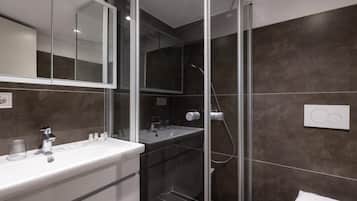 Quarto Duplo Deluxe, vista para o pátio | Casa de banho | Um polibã, um secador de cabelo, toalhas fornecidas, sabão