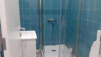 Quarto Duplo Básico | Casa de banho