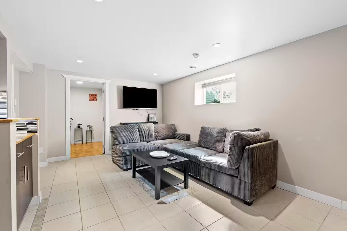 Cozy 1 Bedroom Basement Suite - Fort Calgary