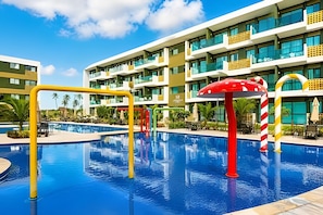 Apartamento | Piscina | 7 piscinas exteriores, da(s) 6:30 à(s) 22:30, guarda-sóis 