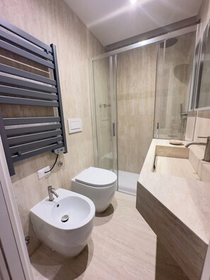 Suite de Luxo, no piso executivo | Casa de banho | Um polibã, um secador de cabelo, toalhas fornecidas, sabão 