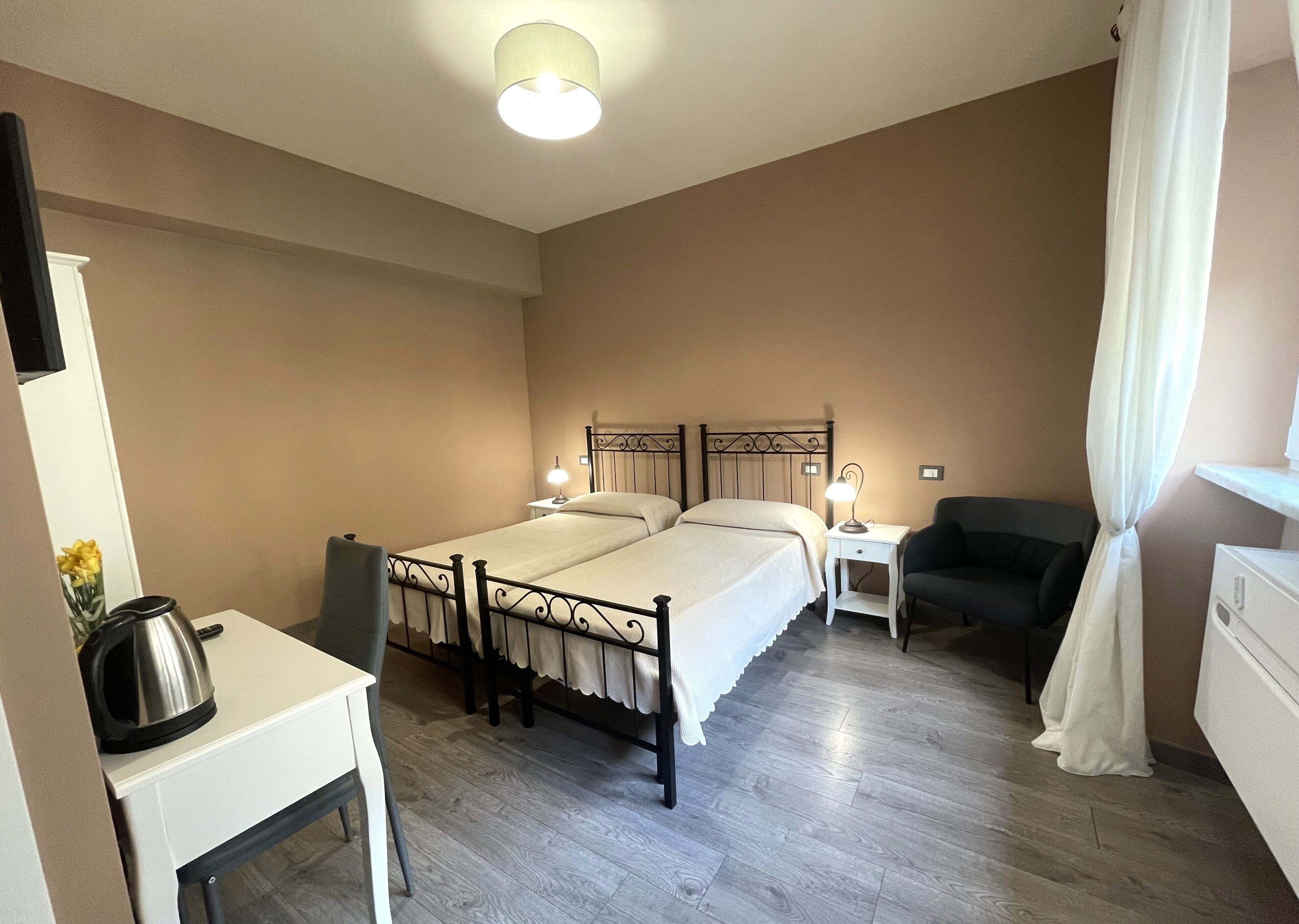 Quarto casal ou duplo standard, vista para a cidade | Cofres nos quartos, escrivaninha, quartos à prova de som