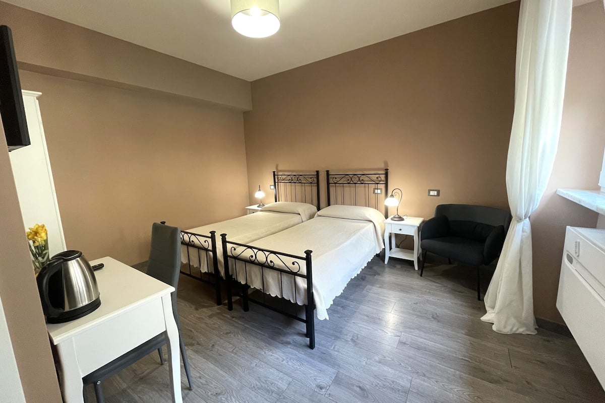 Quarto casal ou duplo standard, vista para a cidade | Cofres nos quartos, escrivaninha, quartos à prova de som