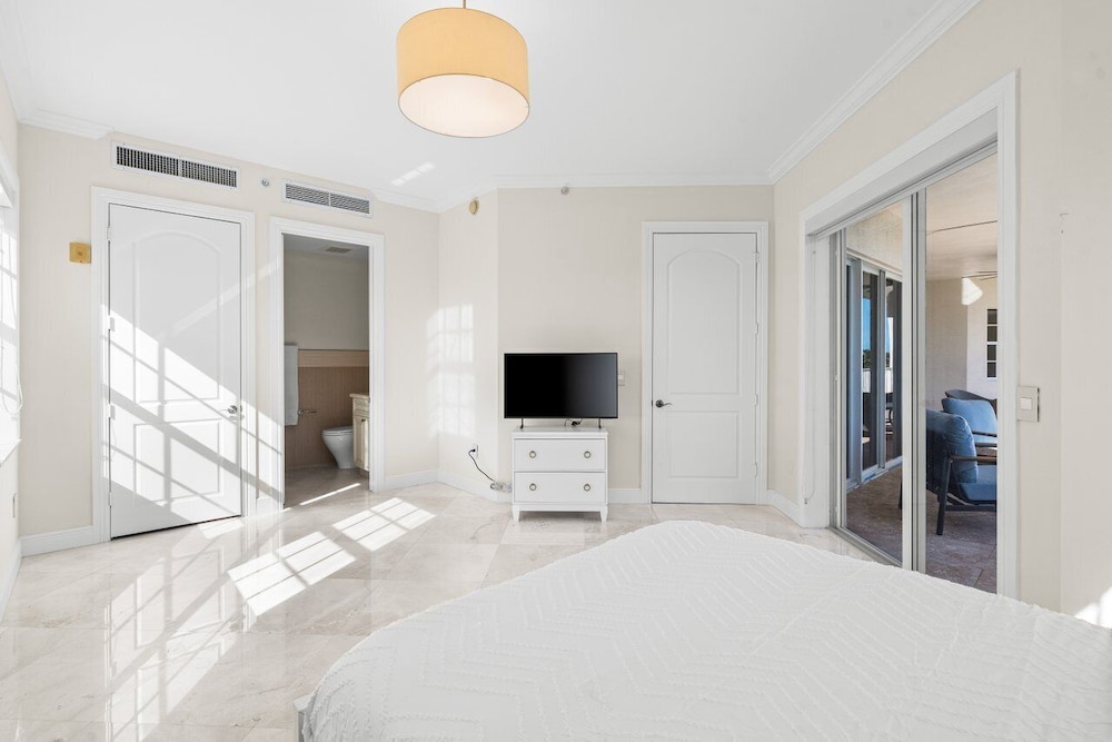 Ultra-Luxury Jupiter Condo!4 En-suite bedrooms!1 00 Yards to Ocean ...