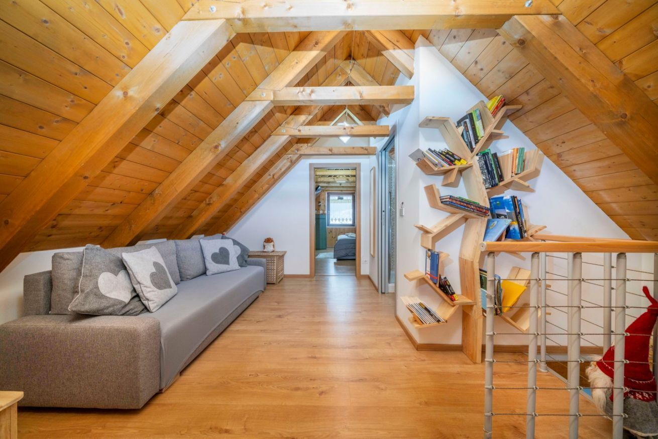 A Large And Charming Renovated Chalet With A Private Entrance, Measuring 145 Square Meters, Perfect For 10 People.the Property, Located In A Quiet And Private Location, Is Surrounded By Woods Yet Only 800 Meters From The Ski Slopes And Bike Path: It's An - Tarvisio