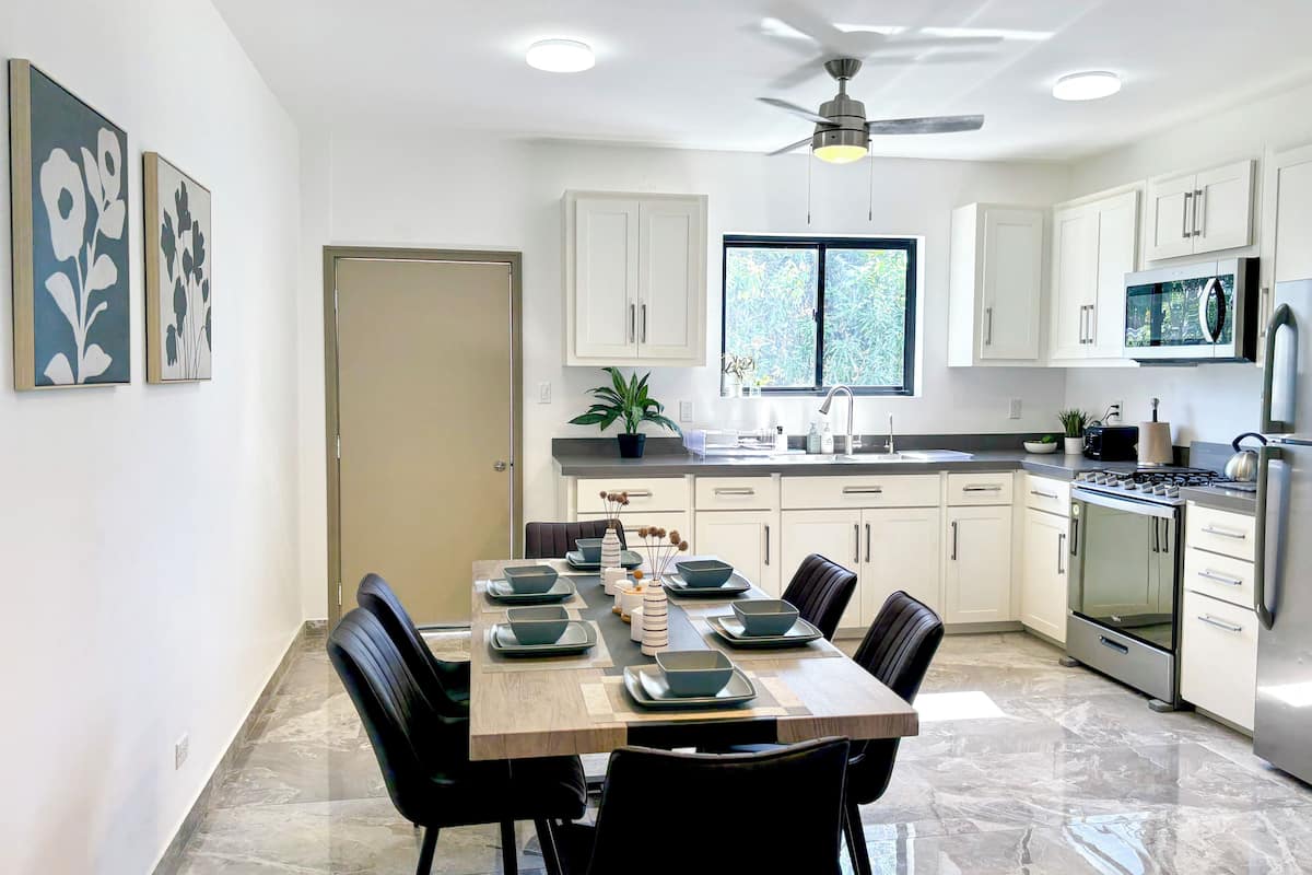 Um frigorífico/congelador grande, um micro-ondas, um forno