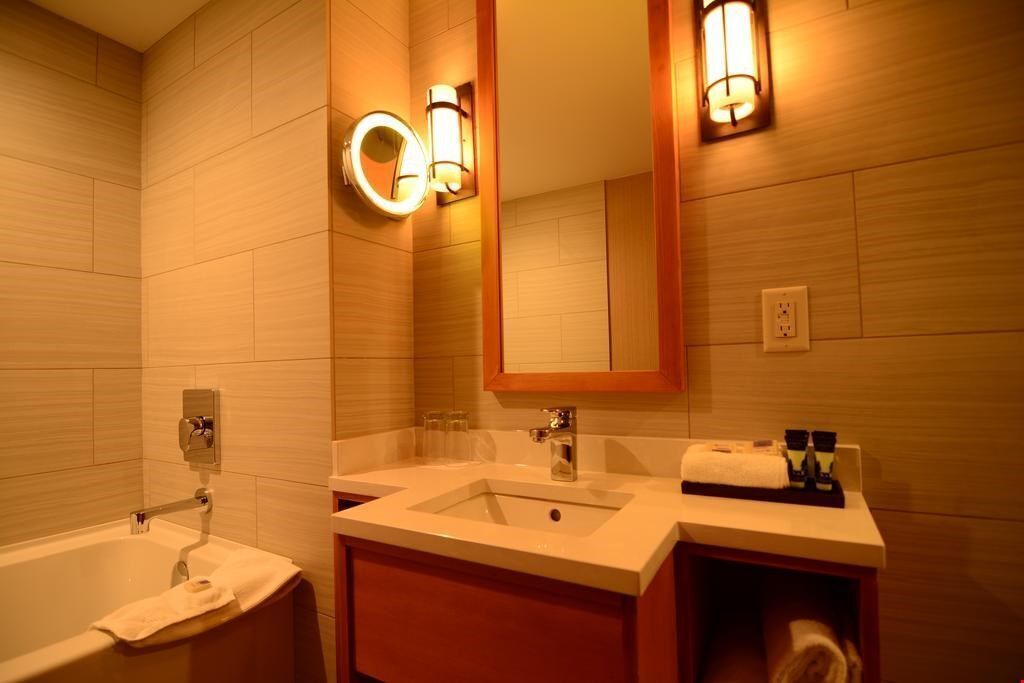 King Suite W/ Fireplace & Mountain Views - Banff