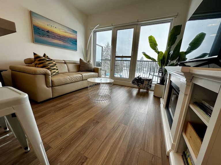 Golden Moments - Downtown Condo - Golden