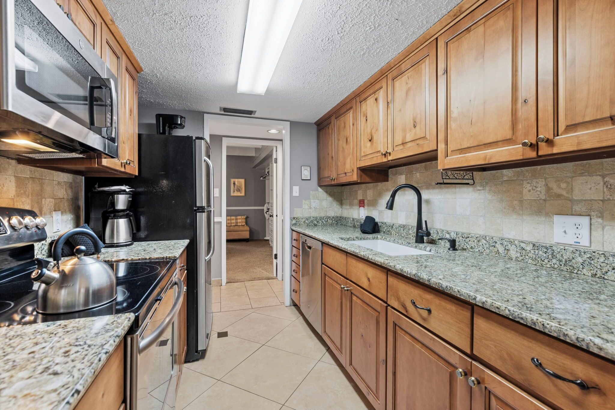 Apartamento em Condomínio Fechado, várias camas, pátio, vista para o jardim (Columbine #301) | Cozinha privada | Mesas de jantar 