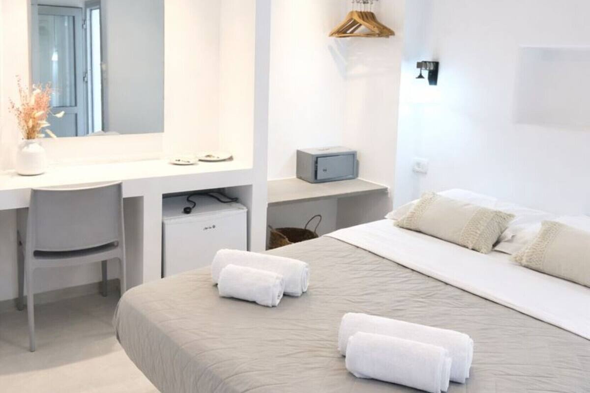 Quarto casal superior | Cofres nos quartos, escrivaninha, cortinas blackout