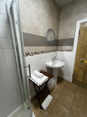 Quarto casal júnior | Banheiro | Secador de cabelo, toalhas de banho, sabonete, shampoo