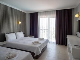 Quarto standard, sacada | Roupas de cama premium