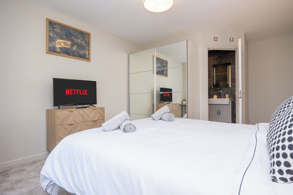 Homely Spacious 3 Bedroom Apartment in Windsor. Close to Windsor Castle ...