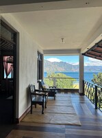 Quarto casal luxo, vista para o lago | Área da propriedade