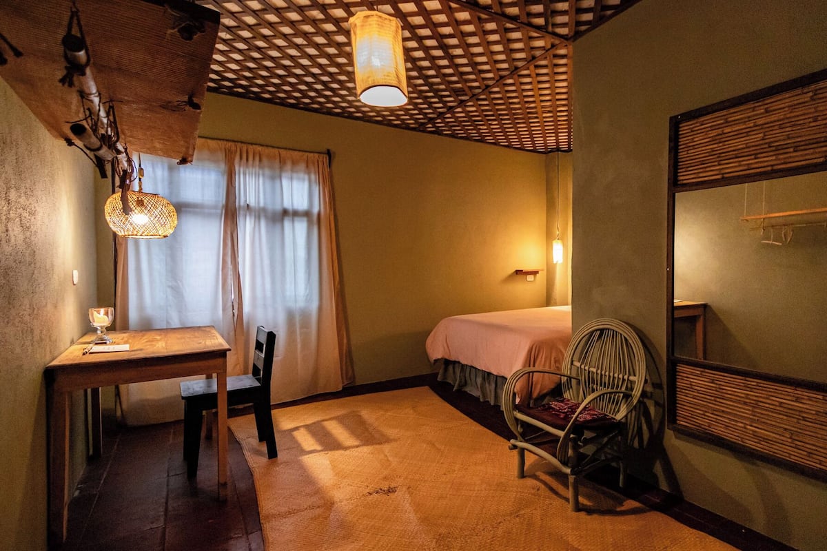 Quarto casal conforto, vista para a montanha | Edredons de pluma, escrivaninha, espaço de trabalho para notebook
