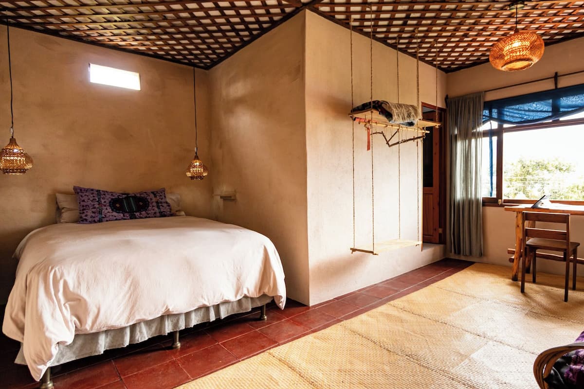 Quarto casal conforto, vista para o lago | Edredons de pluma, escrivaninha, espaço de trabalho para notebook