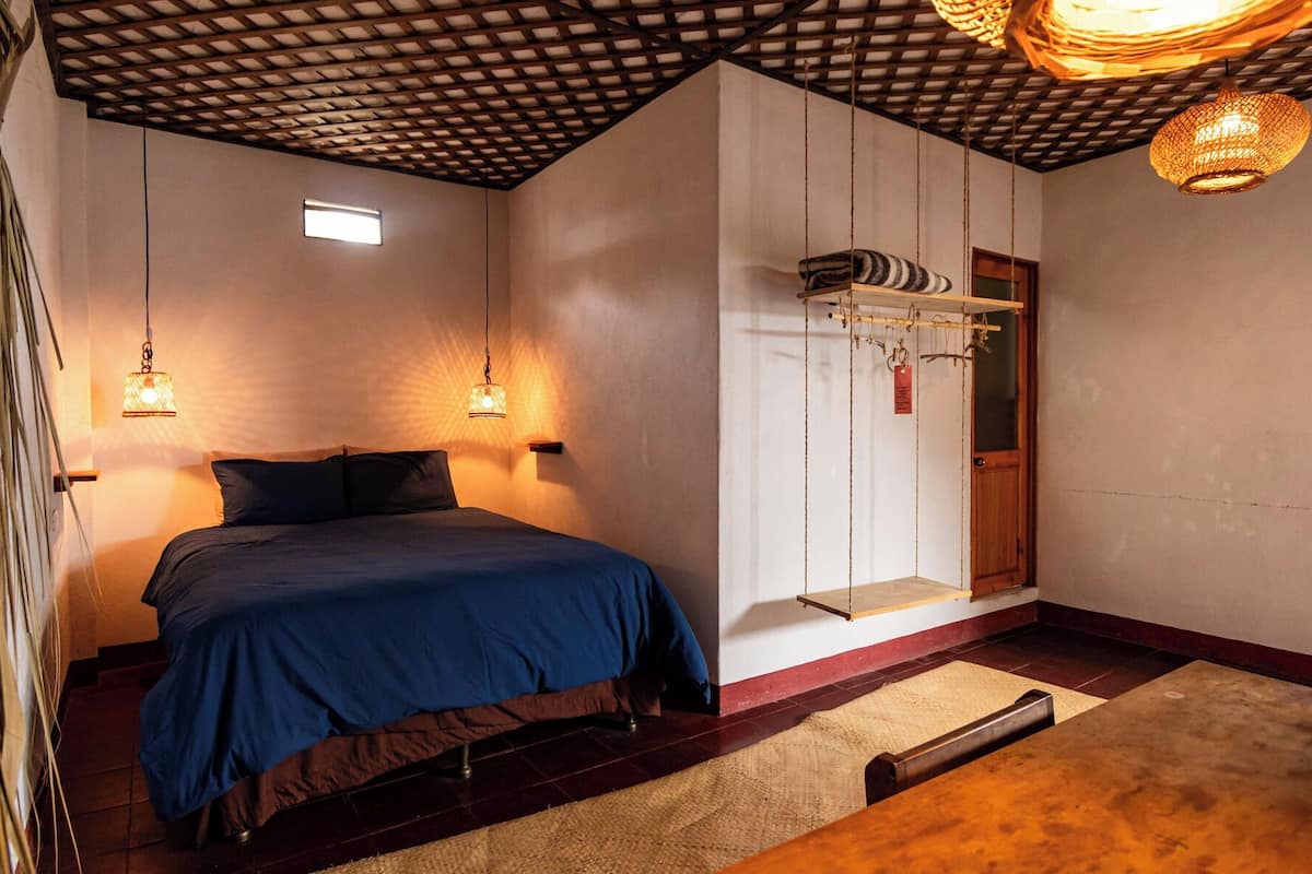 Quarto casal básico, vista parcial para o lago | Edredons de pluma, escrivaninha, espaço de trabalho para notebook