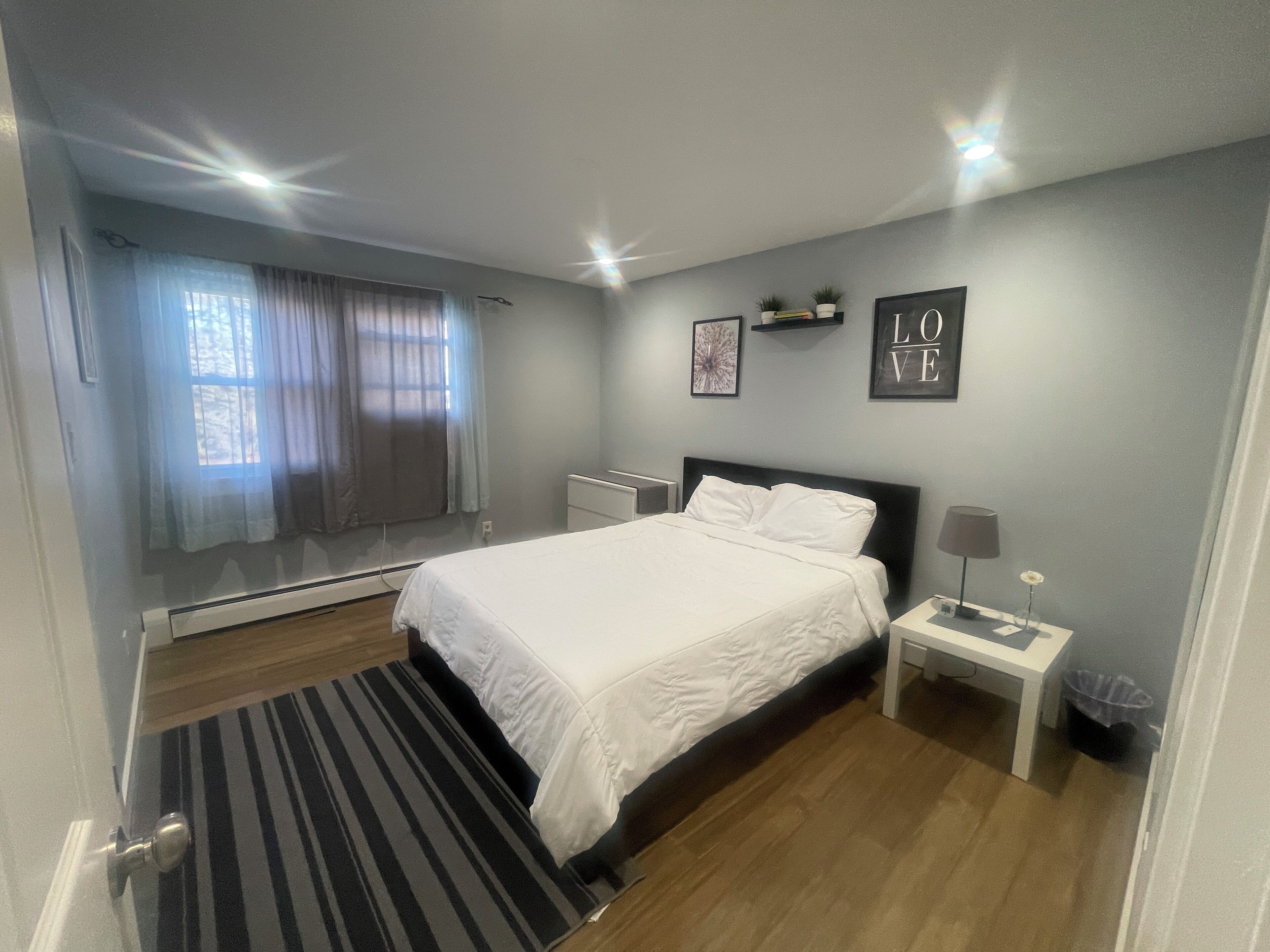 Beautifully Lit Spacious 3-bedroom House!! - Farmington, CT