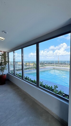 Piscina exterior, guarda-sóis, espreguiçadeiras 