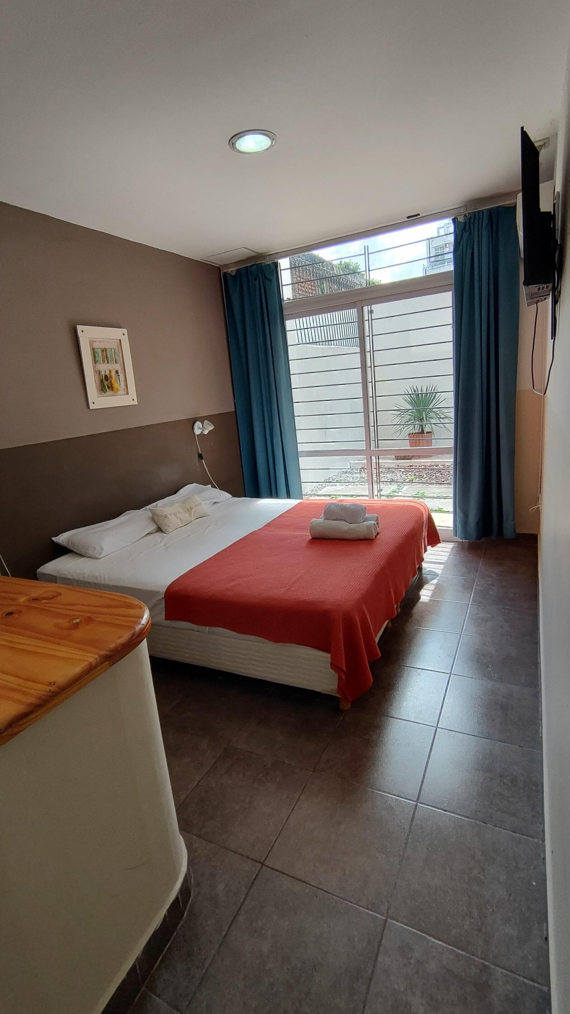 Quarto casal ou duplo básico, vista para a cidade | Cofres nos quartos, espaço de trabalho para notebook, Wi-Fi de cortesia