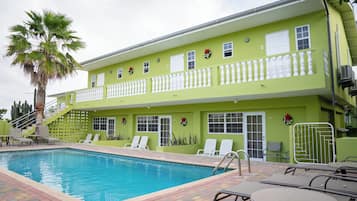 Apartamento Deluxe, 2 camas queen-size, não fumadores, vista para a piscina | Secretária adequada para computadores portáteis, ferro/tábua de engomar