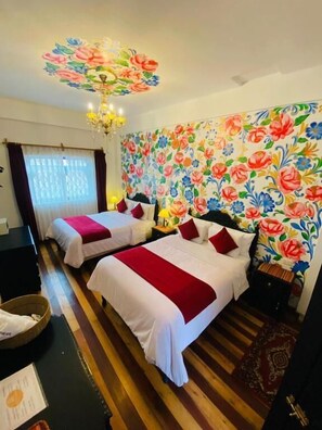 Quarto Duplo Standard, pátio, Vista para a cidade | Cofre no quarto, secretária 