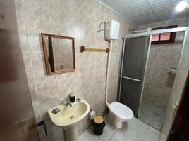 Quarto casal standard | Banheiro | Chuveiro, toalhas de banho, sabonete, shampoo