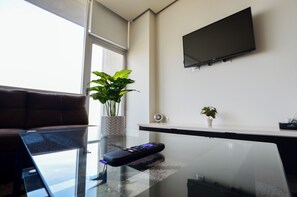 Estúdio Club, varanda, Vista para a cidade | Sala de estar | Smart TV de 42 polegadas com canais digitais 