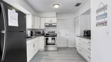 Casa (2 Bedrooms) | Cozinha privada | Um micro-ondas, um forno, uma placa de cozinha, uma cafeteira/bule