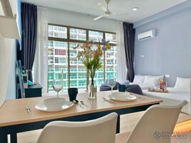 Estúdio Clássico, 2 camas queen-size, varanda, vista para a piscina | Cortinas/cortinados opacos, ferro/tábua de engomar, Wi-fi grátis 