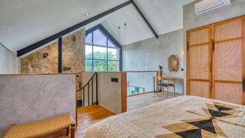 Vila standard, sacada, vista para a piscina | Ferros/tábuas de passar roupa, Wi-Fi de cortesia