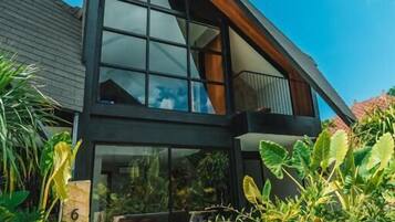 Vila standard, sacada, vista para a piscina | Fachada