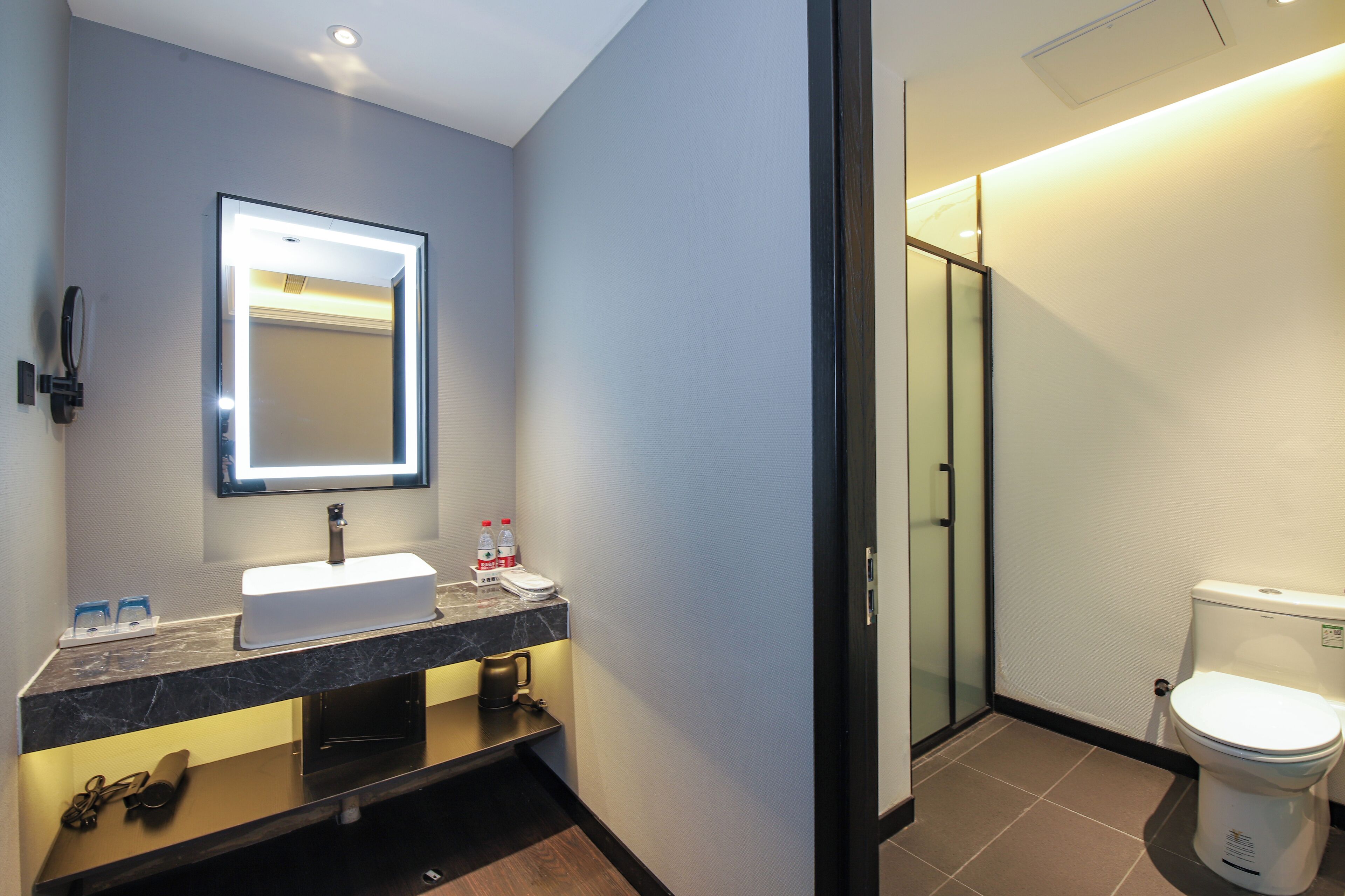 Quarto solteiro conforto | Banheiro | Chuveiro, secador de cabelo, chinelos, toalhas de banho