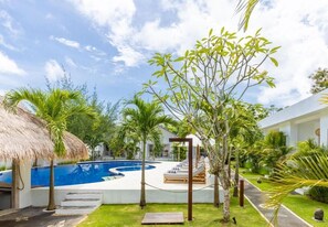 Quarto Twin Deluxe, vista para a piscina | Piscina | Piscina exterior