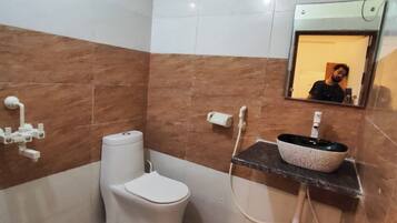 Produtos de toalete grátis, toalhas de banho, sabonete, shampoo