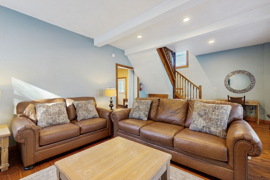 Victorian Carriage House, Close To Skiing W/ Hot Tub, Bbq, Deck, W/d, Wifi - Vermont