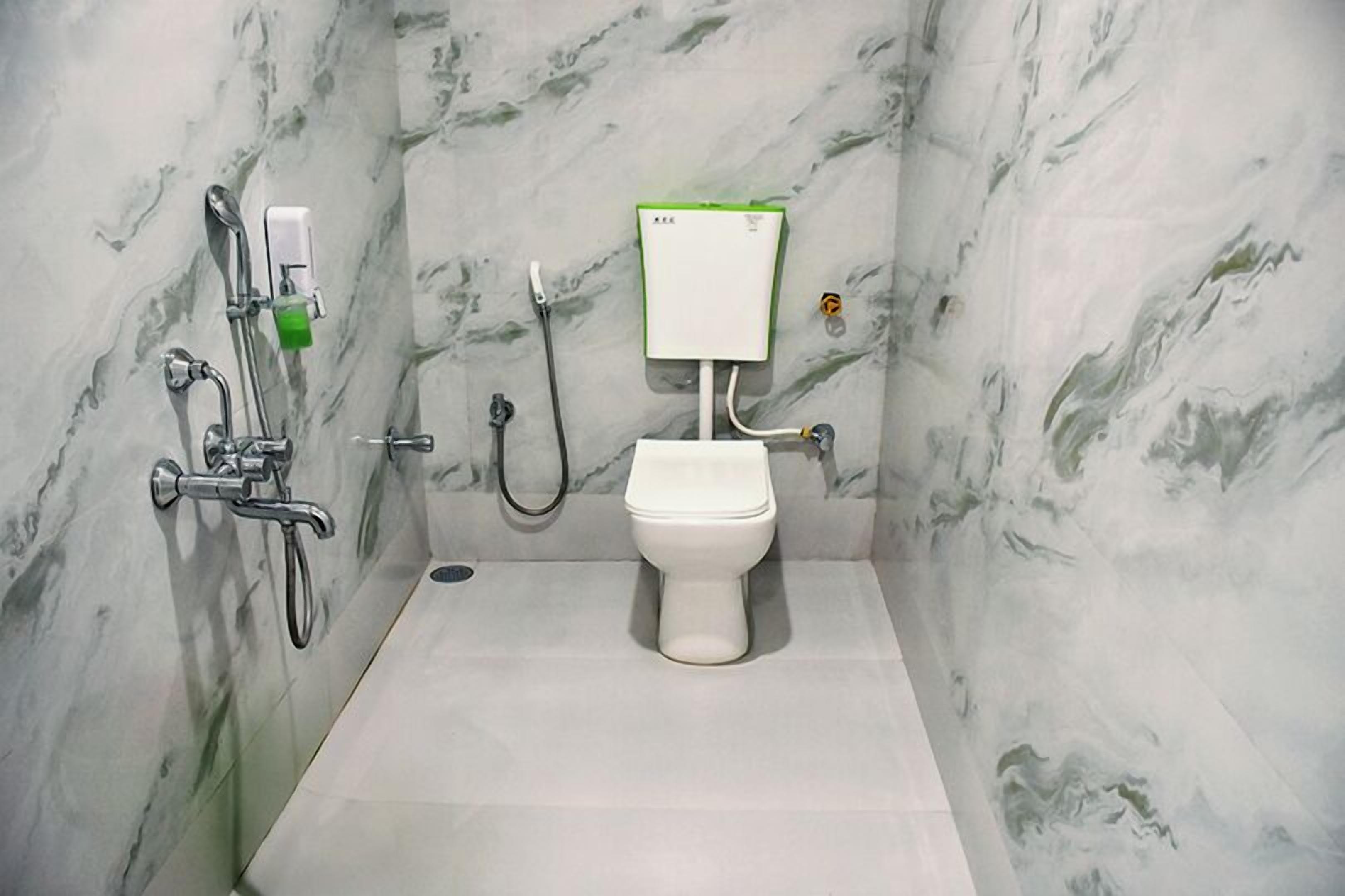 Produtos de toalete grátis, toalhas de banho, sabonete, shampoo