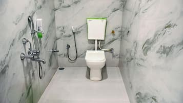 Produtos de toalete grátis, toalhas de banho, sabonete, shampoo