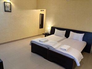 Quarto Duplo Standard, vista para o jardim | Secretária, Wi-fi grátis 