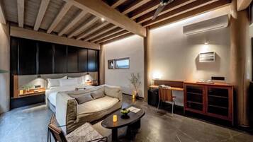 Quarto Duplo Sénior | Edredões de penas, minibar, secretária, cortinas/cortinados opacos