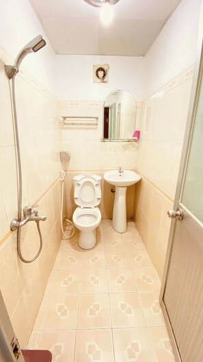 Um polibã, toalhas fornecidas, sabão, champô 