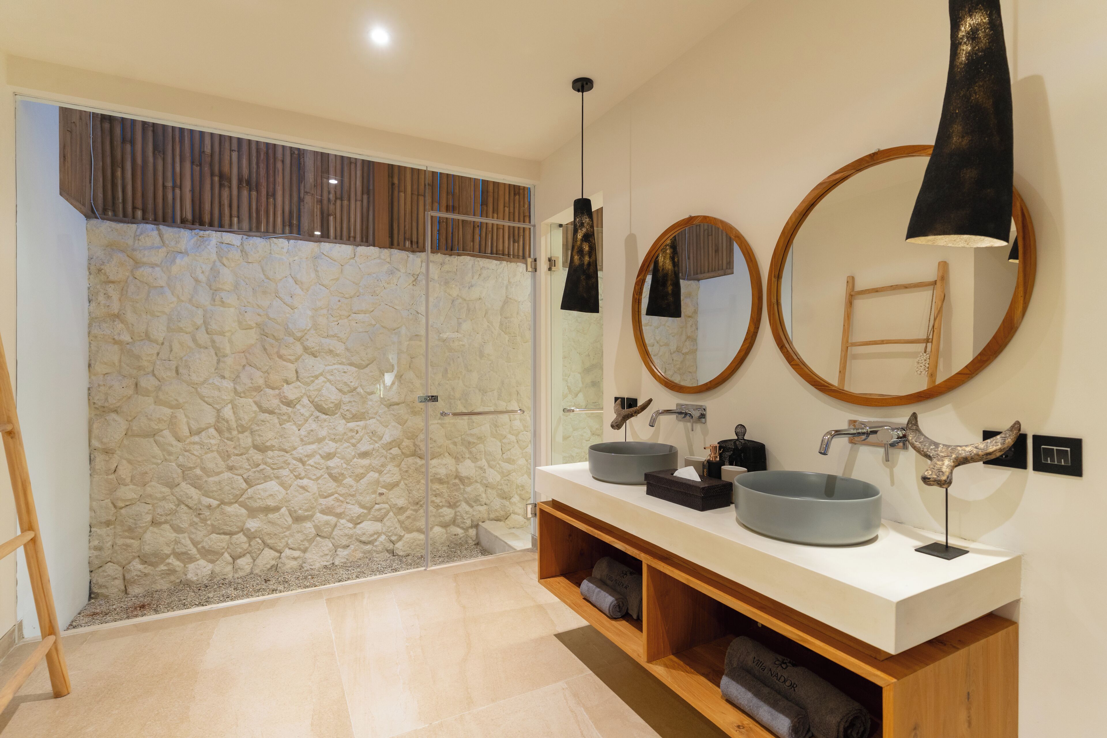 Villa Deluxe, varanda, vista para a piscina | Casa de banho | Um chuveiro fixo, um secador de cabelo, um bidé, toalhas fornecidas 