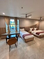 Suite Familiar, Vista para a cidade | Cofre no quarto, secretária adequada para computadores portáteis 