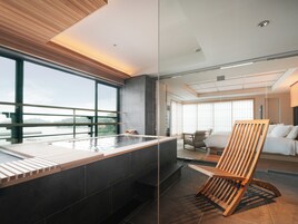 Quarto duplo em estilo japonês, varanda, vista para o oceano (Open Air Bath with view, 56 sqm) | Cofre no quarto, Wi-fi grátis, roupa de cama fornecida